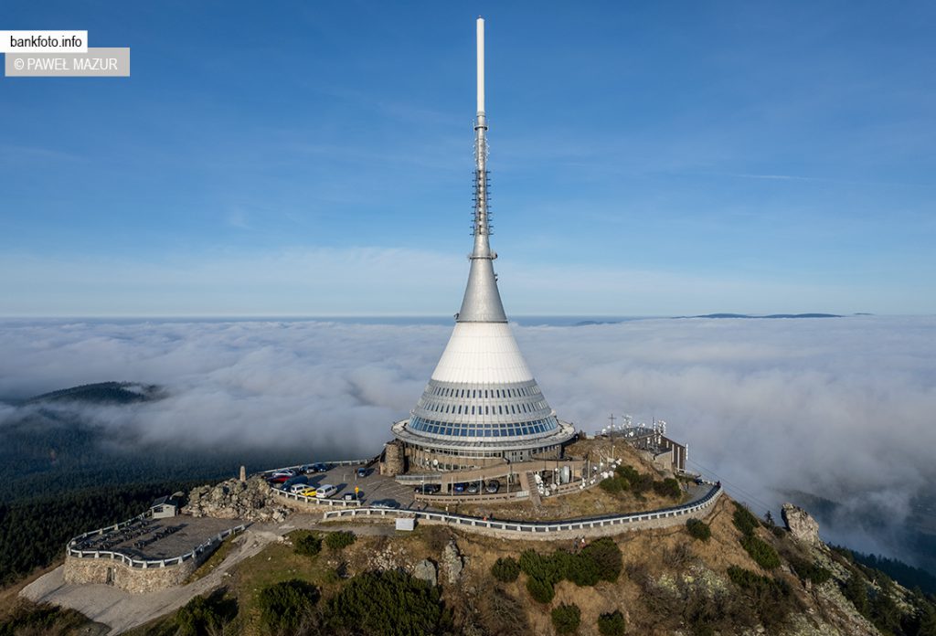 Wieża telewizyjna na górze Ještěd w Czechach (Jeszted, Ještěd Tower ...